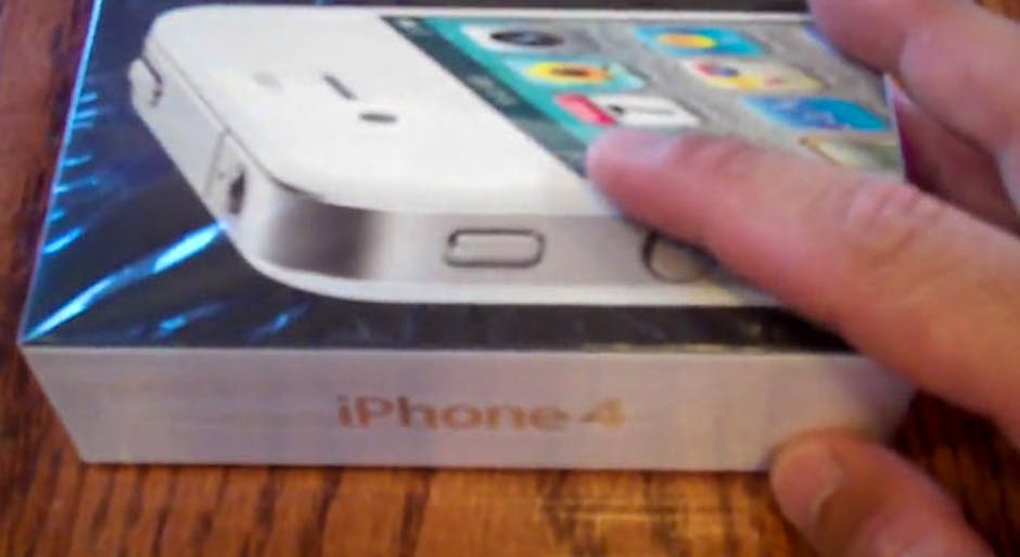 White iPhone 4 unboxed in Canada, could be a fake | Recombu