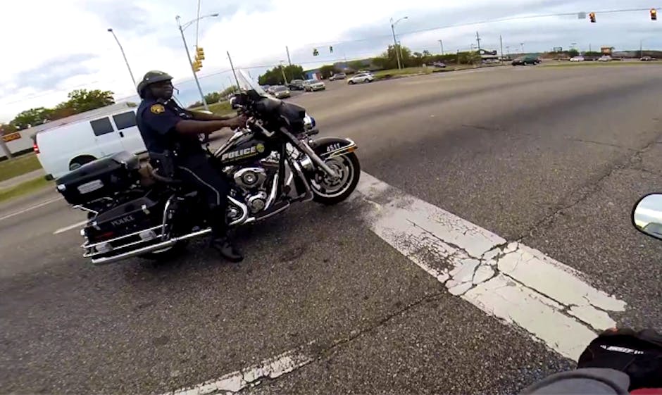 Cop drag races with biker on public road | Recombu