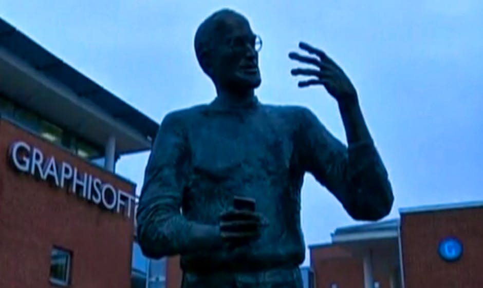 Steve Jobs immortalised in bronze by Graphisoft | Recombu